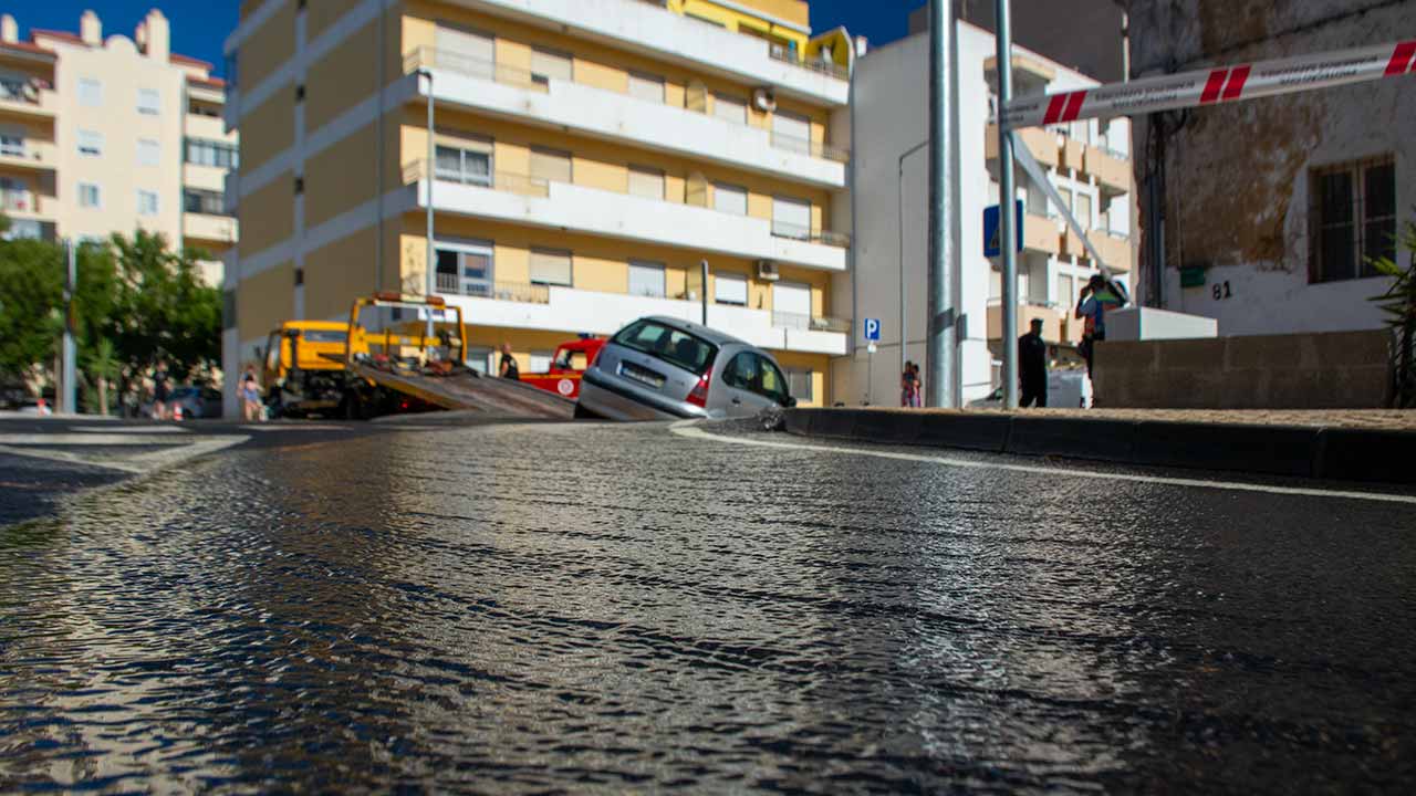 Rotunda recém-construída engole carro em Faro